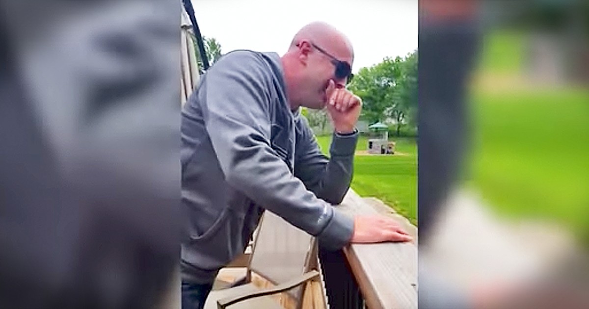 Colorblind Artist Starts To Cry When He Sees Color For The First Time