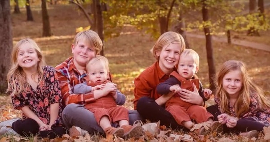 Community 'Swarms In' To Care For 3 Children Who Unexpectedly Lost ...
