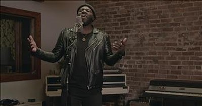 'Undeniable' Acoustic Worship Performance From Jonathan Traylor ...