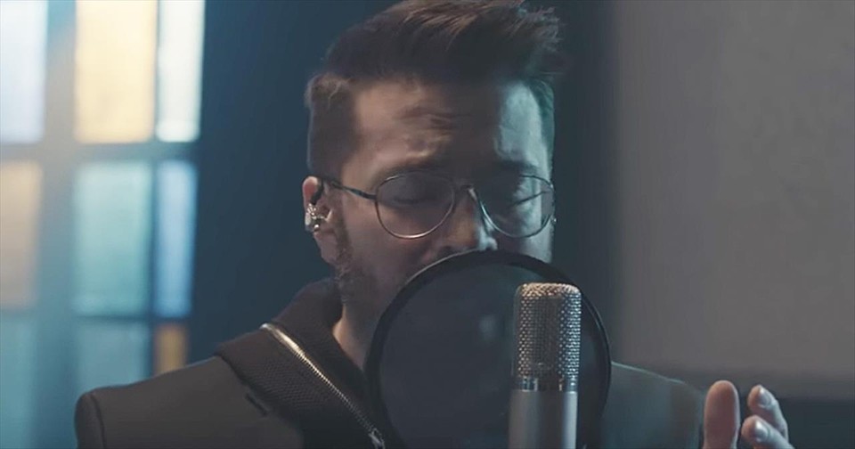 'Haven't Seen It Yet' Danny Gokey Acoustic Performance | GodTube.com
