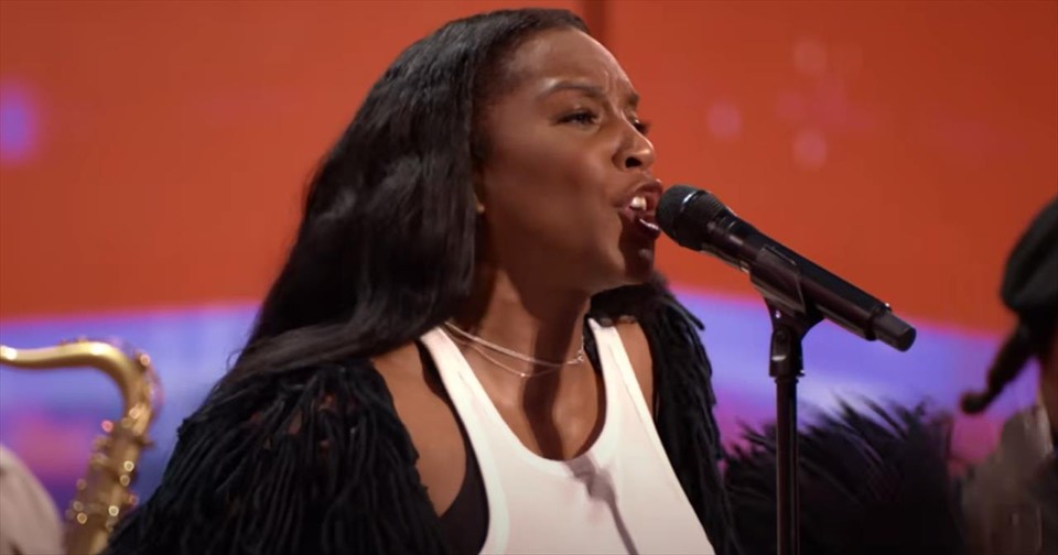 Woman's Stunning Voice Earns Simon Cowell's Golden Buzzer on AGT ...