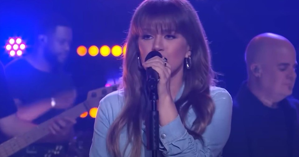 Kelly Clarkson Covers Amy Grant's Hit 'Baby, Baby' | GodTube.com