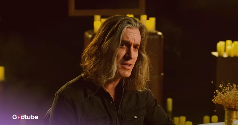 Bass Singer’s Deep, Unique Rendition of ‘Ring of Fire’ | GodTube.com