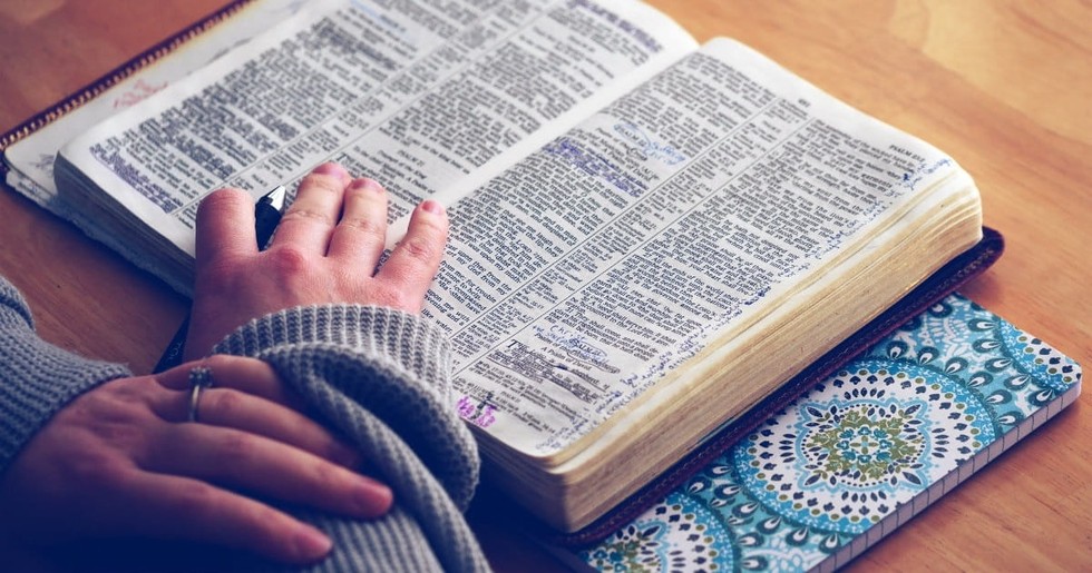 7 Ways to Study the Bible Like Billy Graham