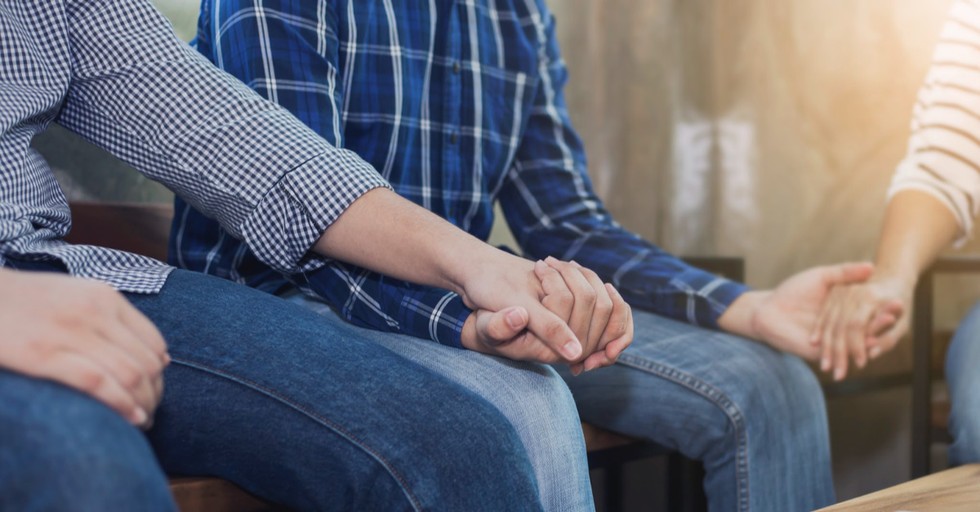 10 Comforting Prayers for a Grieving Friend